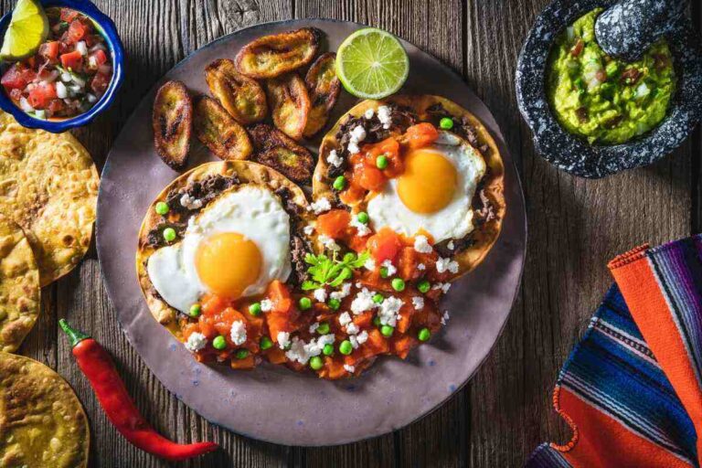 Huevos Motuleños: Receta y modo de preparación - viajaBonito