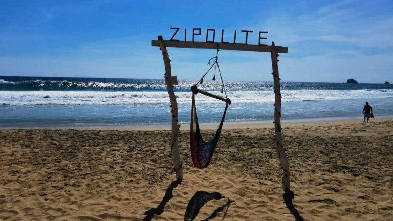 Zipolite la única playa nudista en México - viajaBonito